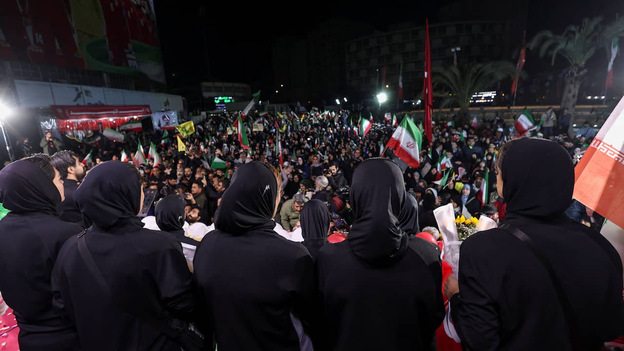 Iraanse voetbalsters krijgen heldenonthaal in Teheran: 'Zijn loyaal aan ...