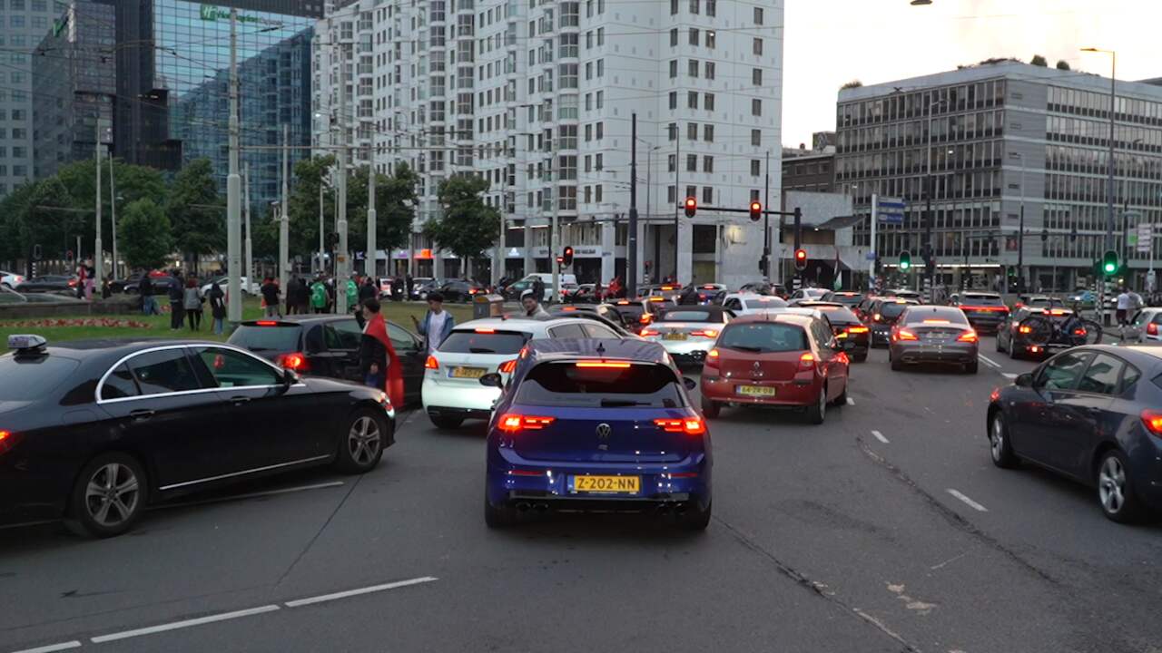 Verkeerschaos in Rotterdam door uitbundige Turkse voetbalfans | NU.nl