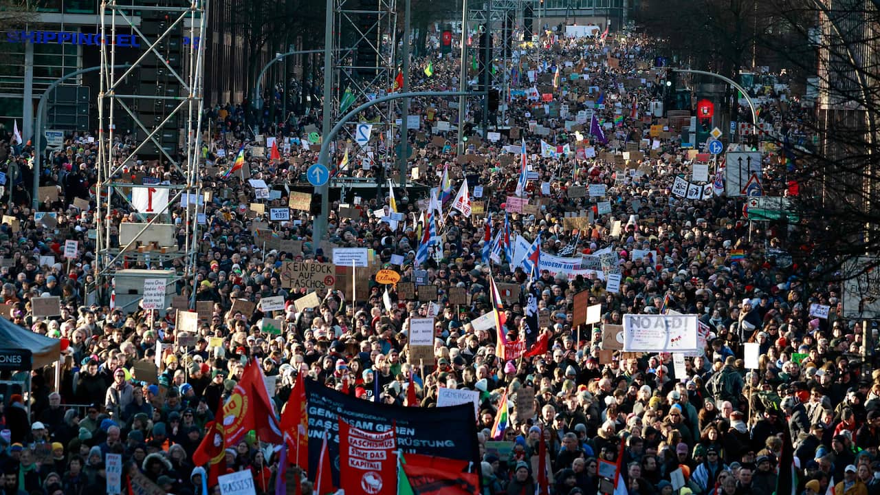 Duitsers opnieuw massaal straat op tegen extreem-rechts | NU.nl