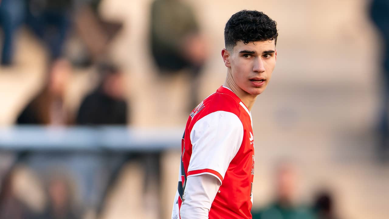 Robin van Persie laat zoon Shaqueel debuteren in wedstrijdselectie ...