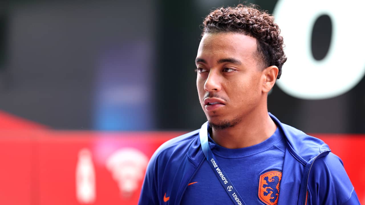 AZ laat Van Brederode na sluiten transfermarkt naar KV Mechelen vertrekken | Voetbal | NU.nl