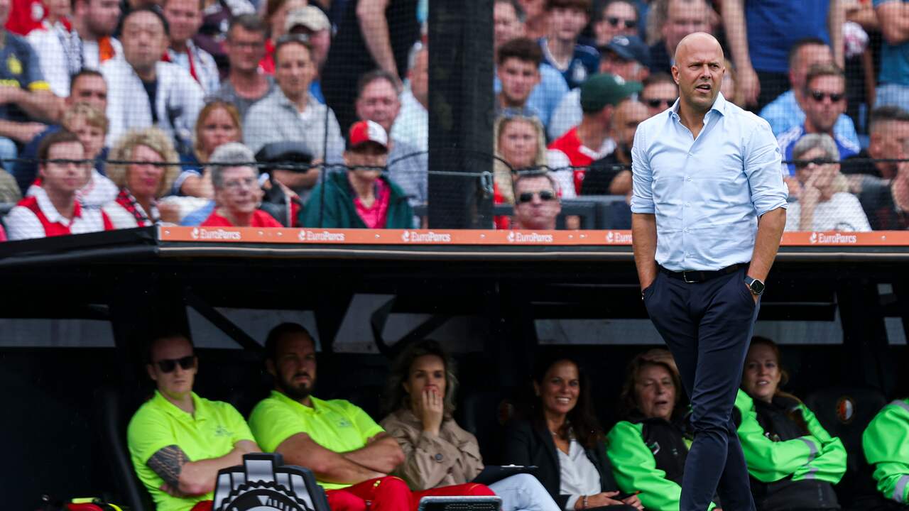 Feyenoord-coach Slot mild voor Nieuwkoop na rode kaart: 'Ik dacht wel ...