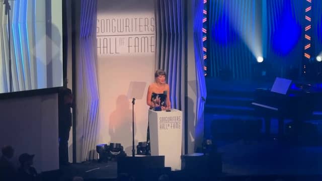 Taylor Swift speecht geëmotioneerd over steun van haar familie | NU.nl