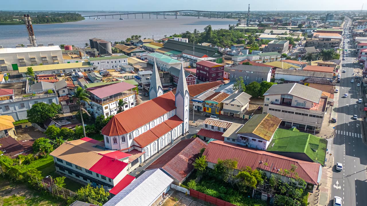 Verdachte van negen moorden in Suriname berooft zich van het leven in ...