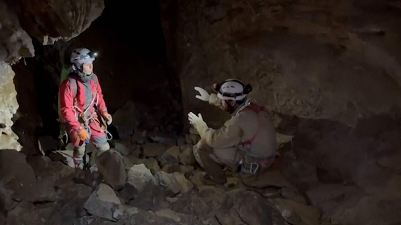 Spaanse reddingwerkers redden twee grotverkenners | NU.nl