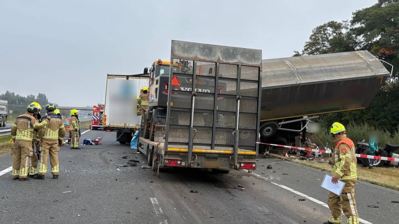 Dode en gewonde door ongeluk met vier vrachtwagens op A73, snelweg dicht | Binnenland | NU.nl