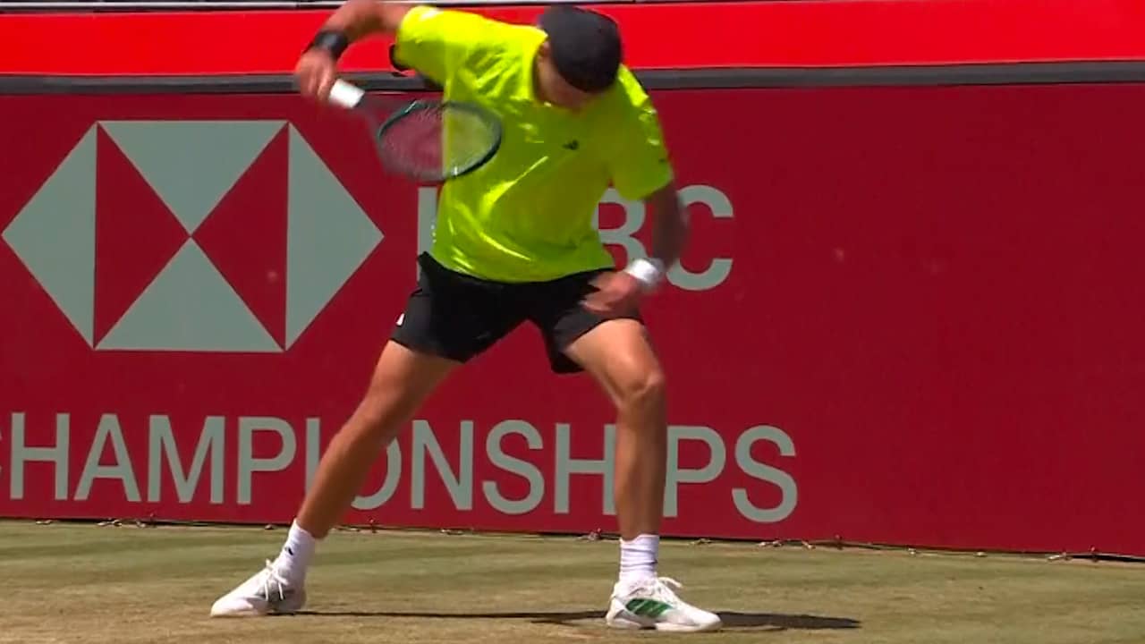 Woeste tennisser smijt racket via de grond het publiek in | NU.nl