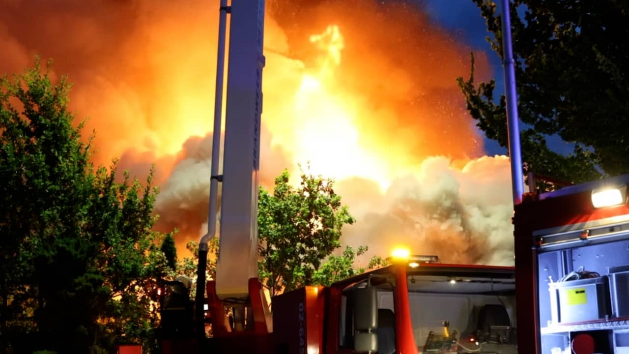 Brandweer probeert grote brand in Heerenveen te blussen | NU.nl