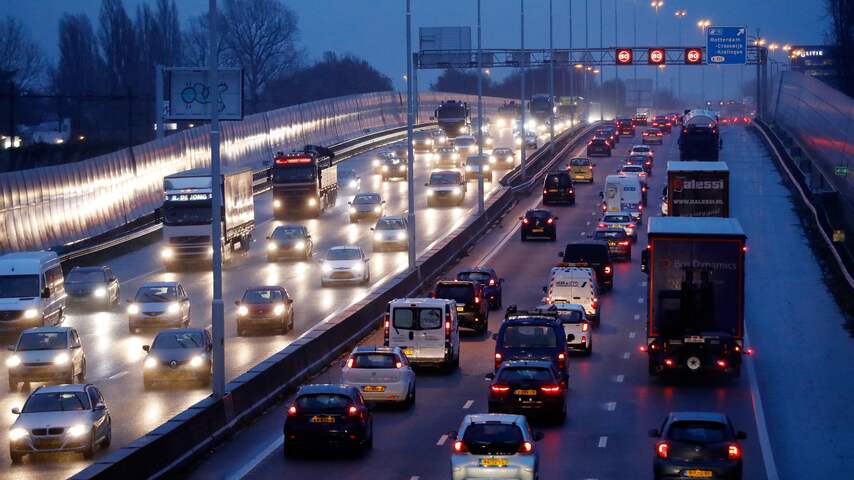 Files rond Rotterdam na zwaar ongeluk op A20, weg hele ochtend dicht ...