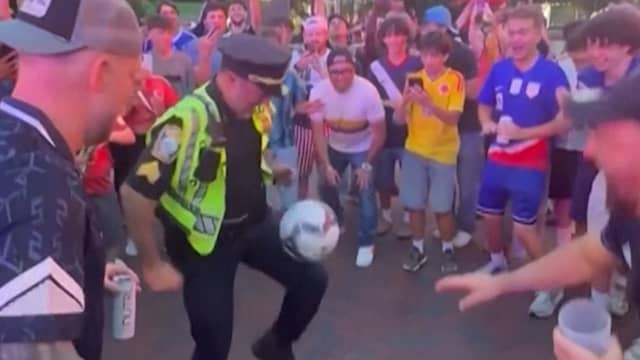 Schotse fans door het dolle na voetbalskills van politieagent | NU.nl