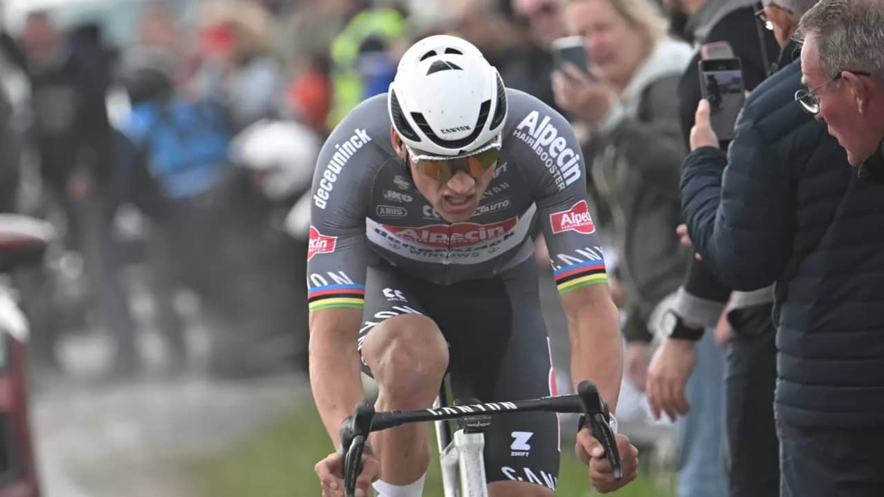 Nieuw beeld van toeschouwer die bidon naar Van der Poel gooit | NU.nl