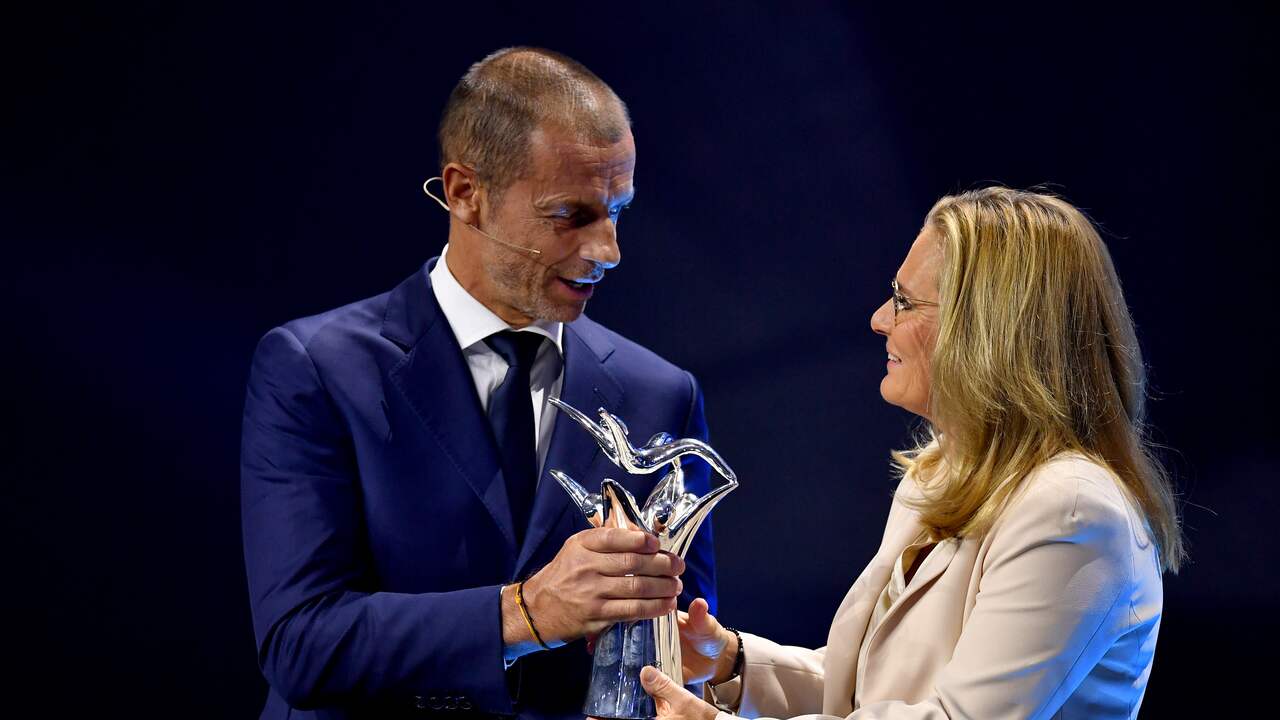 Wiegman draagt prijs op aan Spaanse voetbalsters in indrukwekkende toespraak | Voetbal | NU.nl