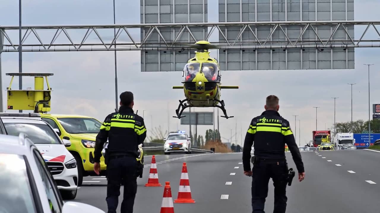 Traumahelikopter landt op A16 na ongeluk met meerdere voertuigen | NU.nl