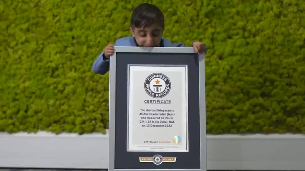 Iraniër nu officieel kleinste man ter wereld met 65 centimeter en 6 ...