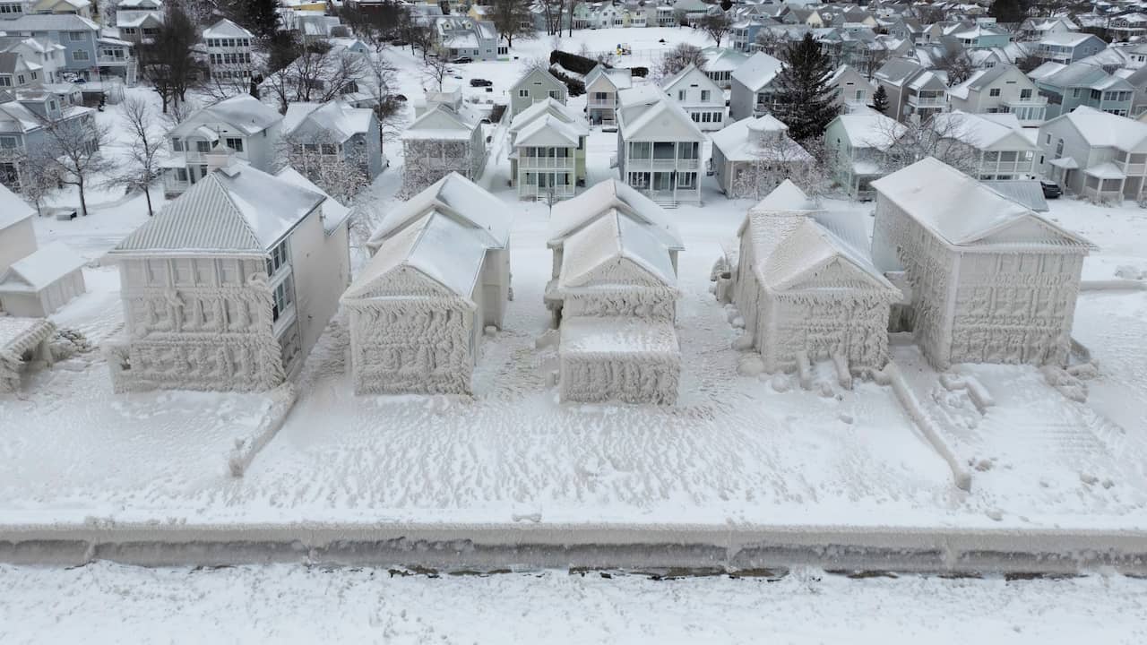 Huizen in Canada bedekt met dikke laag ijs na sneeuwstorm | Buitenland ...