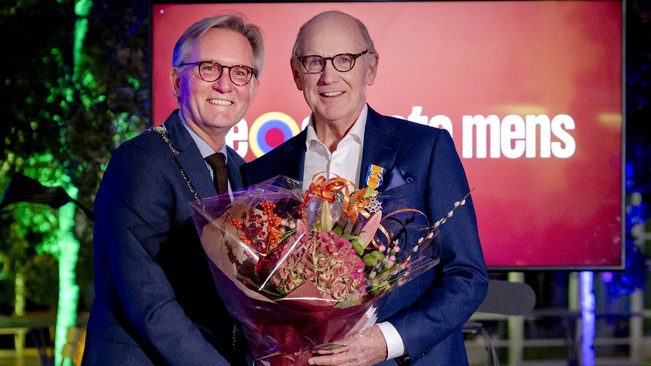 Philip Freriks krijgt koninklijke onderscheiding na laatste keer De ...