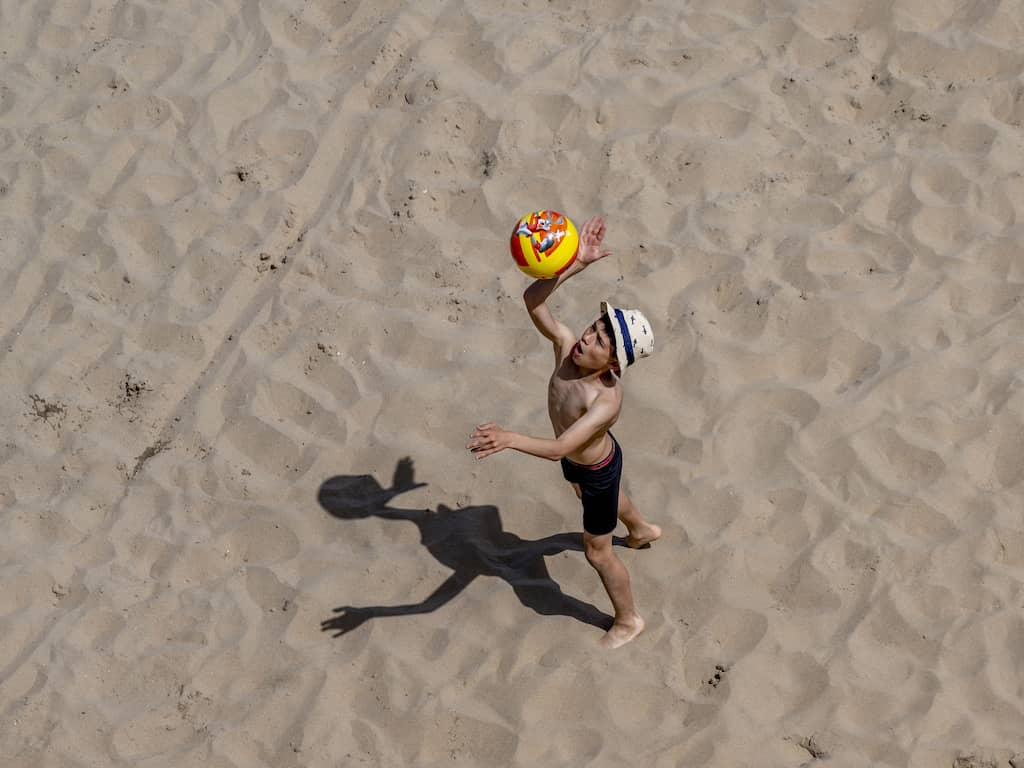 Van bootje tot hangmat: Nederland geniet van zonnig Pinksterweekend ...