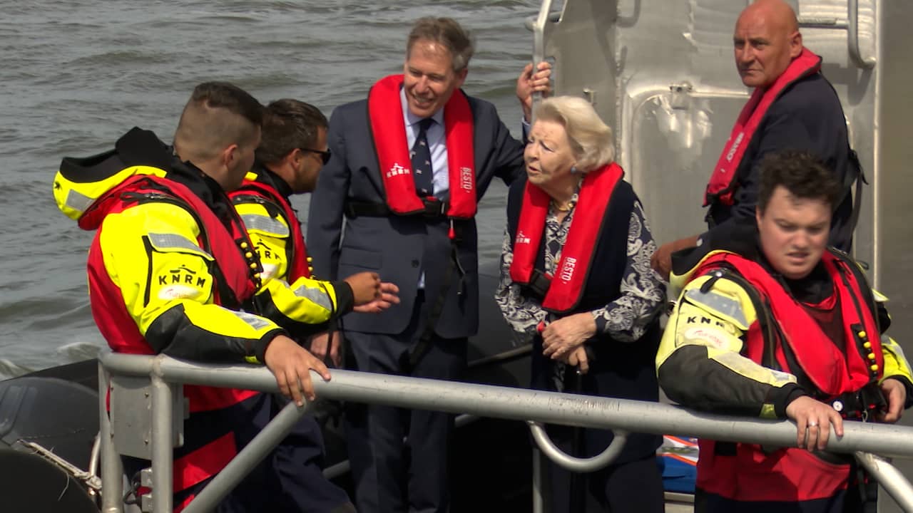Prinses Beatrix (87) vaart mee op supersnelle KNRM-reddingsboot | NU.nl