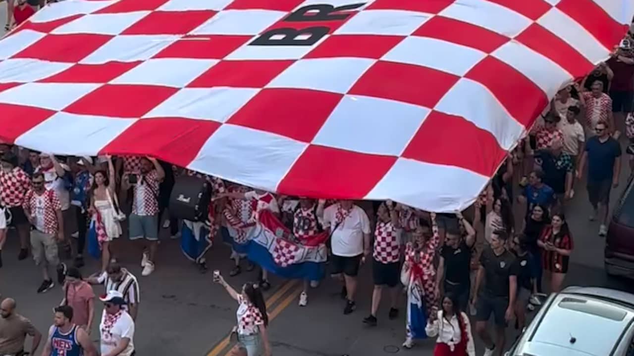 Kroatische WK-fans lopen met honderd meter lange vlag door Dallas | NU.nl