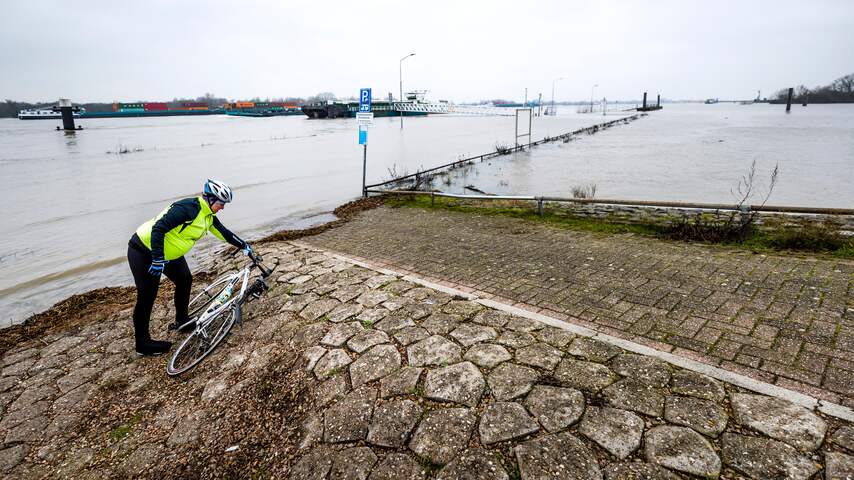 Rijn bereikt hoogste punt, waterstand daalt komende dagen | Binnenland | NU.nl