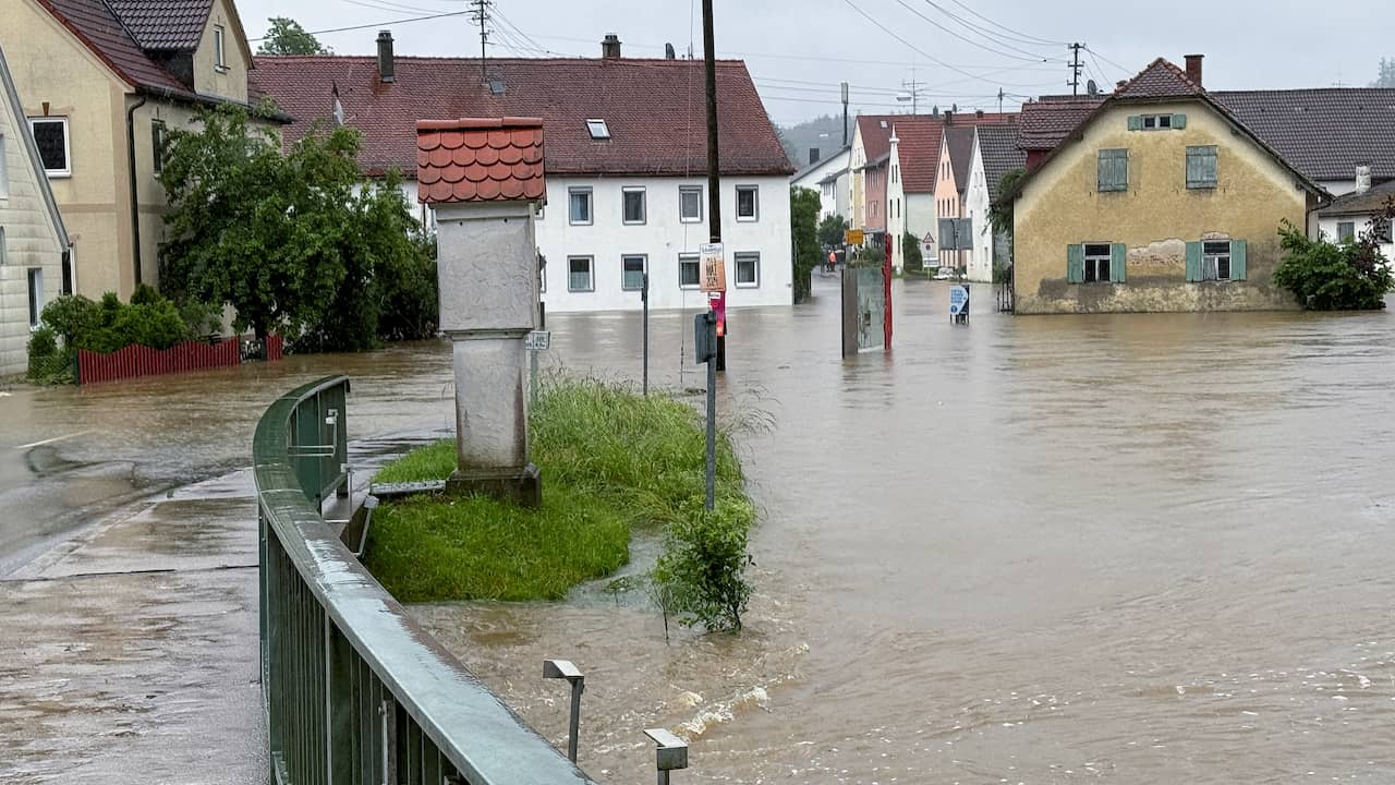 Mensen geëvacueerd met boten en helikopter na overstromingen Zuid ...