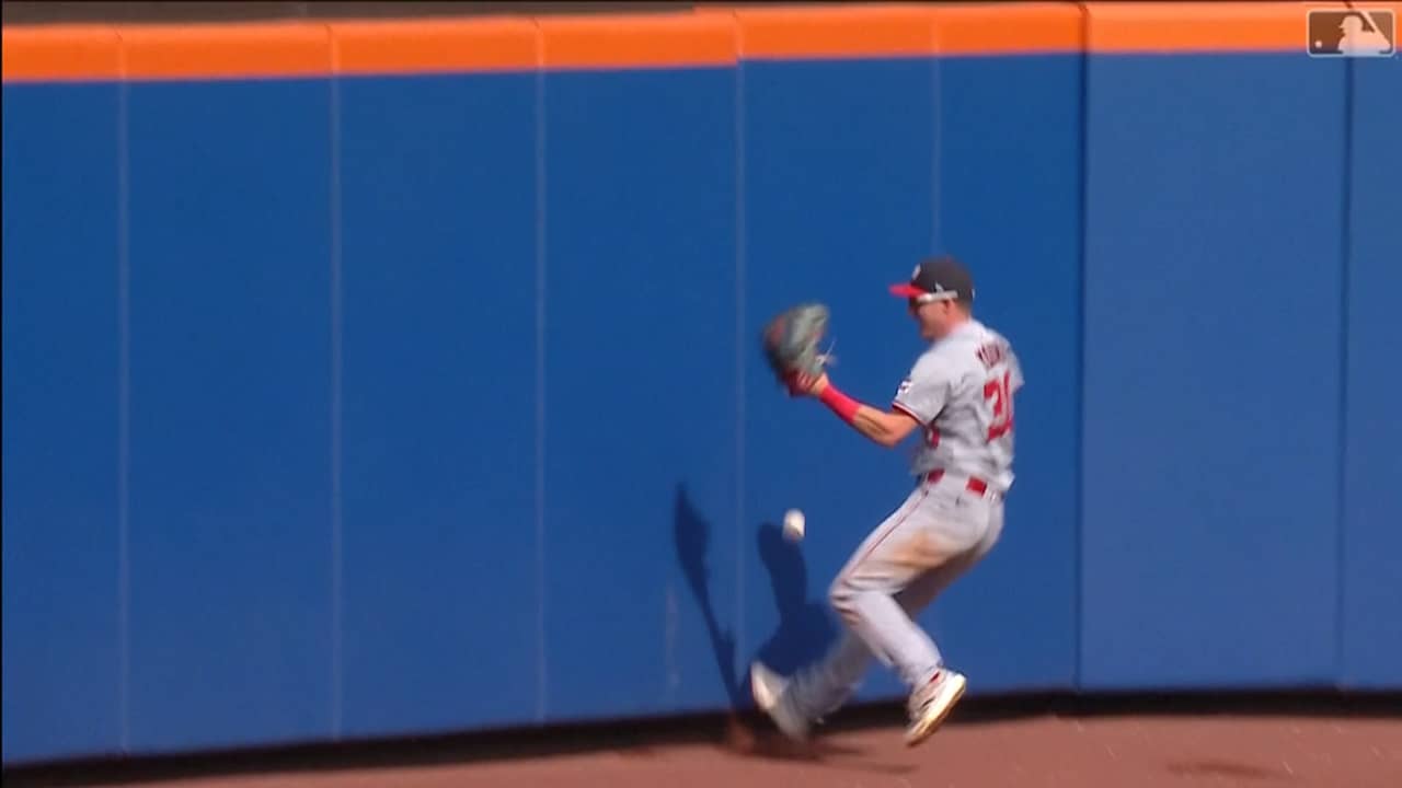 Honkballer gebruikt voetbalskills bij knappe vangbal | NU.nl