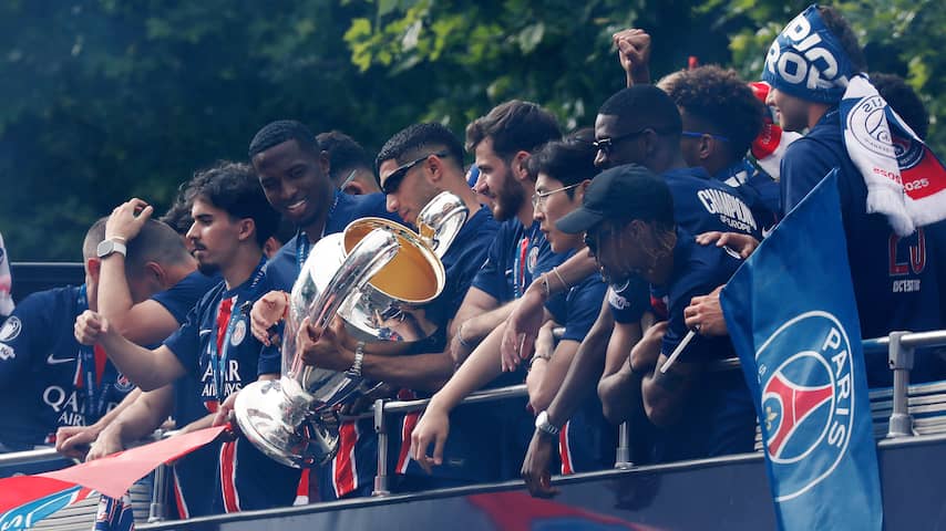 PSG gehuldigd in uitzinnig Parijs na Champions League-winst | Voetbal ...