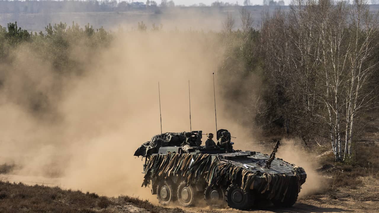 Vier Nederlandse militairen gewond door botsing tijdens oefening in ...
