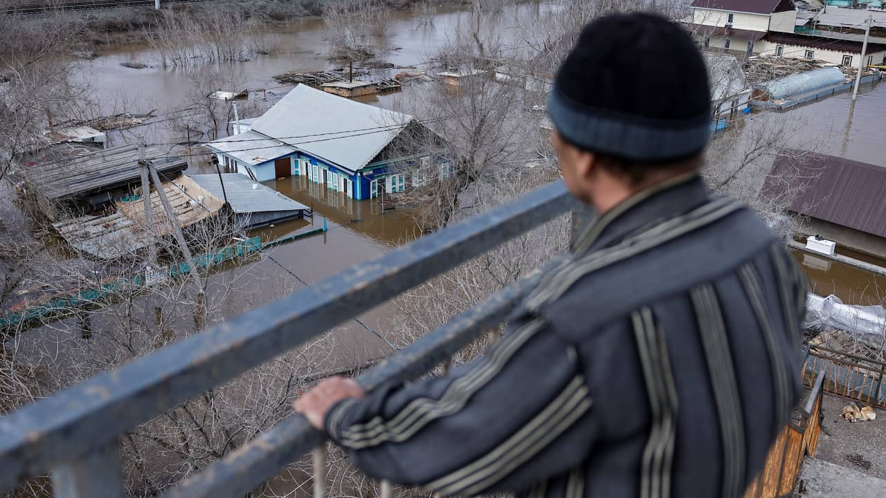 Kritieke situatie in overstroomde Russische stad Orenburg, water blijft ...