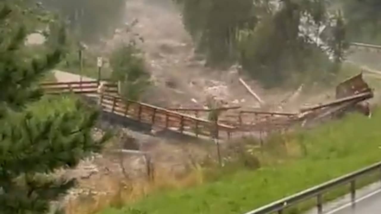 Kolkende rivier verwoest brug na noodweer in Noord-Italië | NU.nl