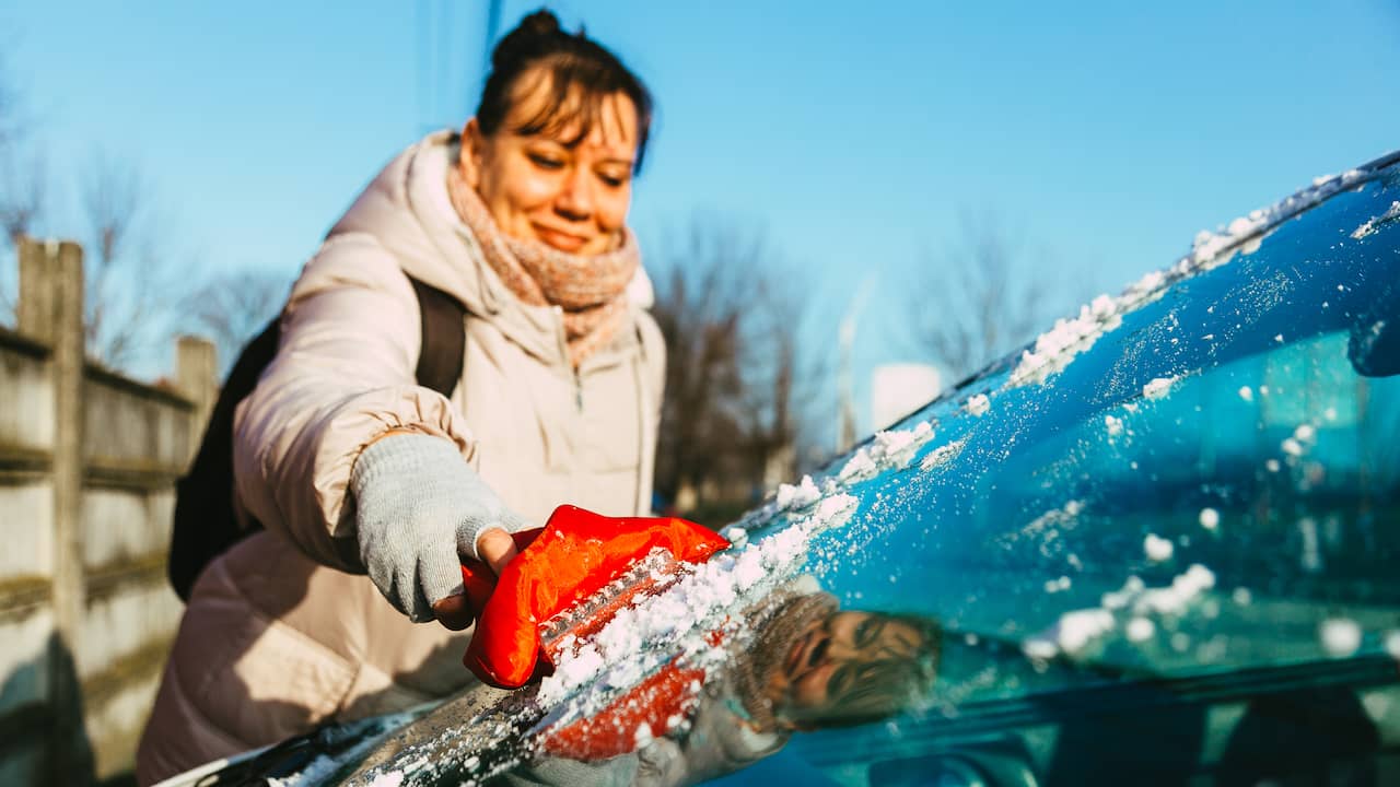Zo krijg je je autoruiten ijsvrij na een nacht vriezen | Slimmer leven ...