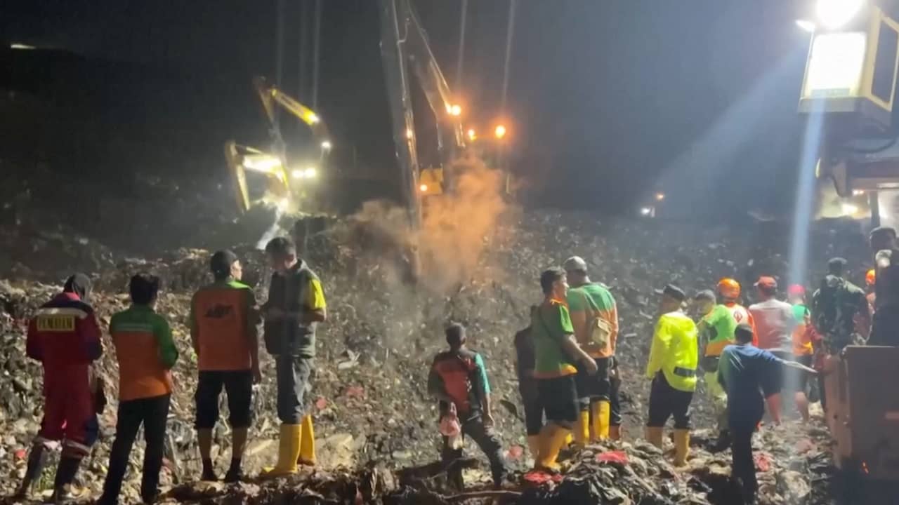 Indonesiërs zoeken naar overlevenden na dodelijke lawine van afval | NU.nl