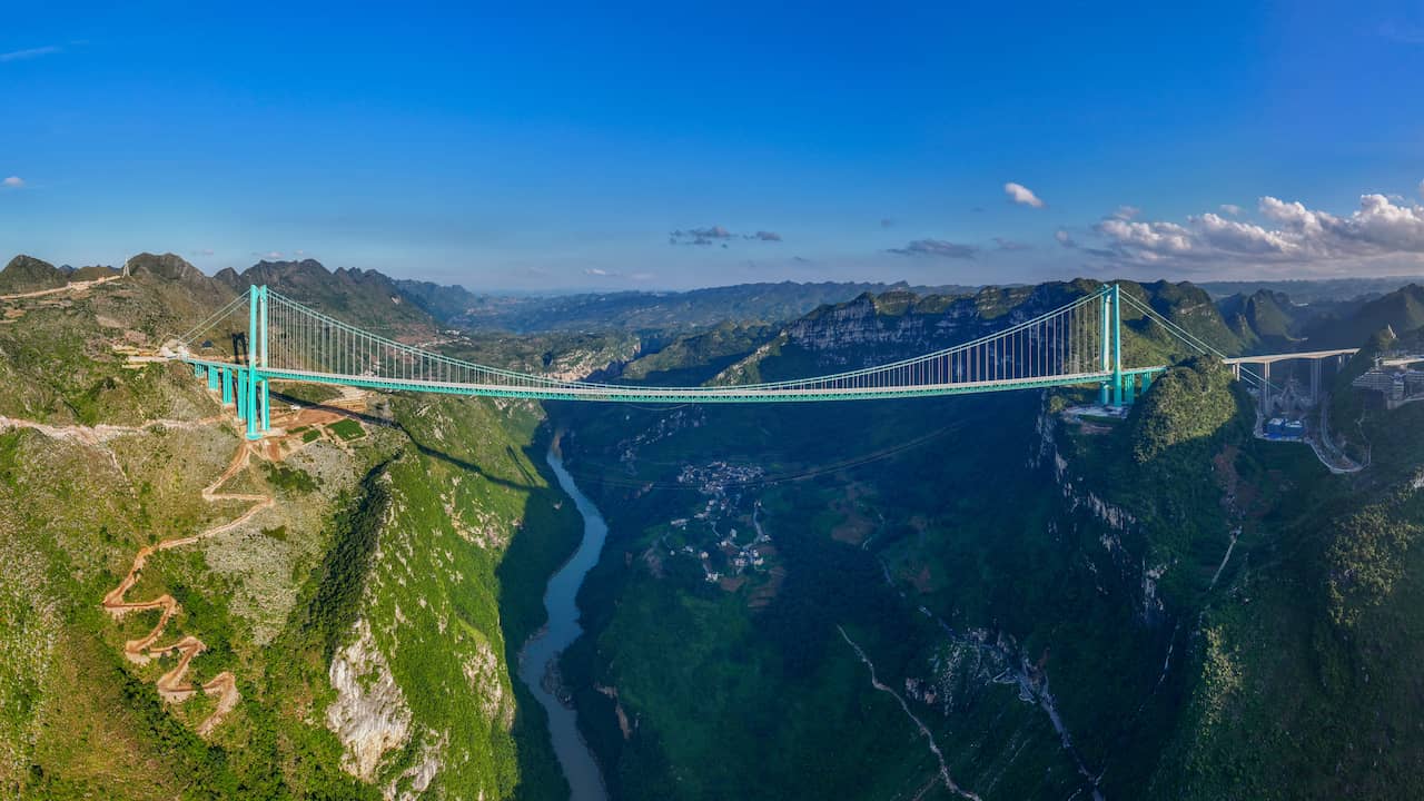 China opent hoogste brug ter wereld die 625 meter boven rivier hangt ...