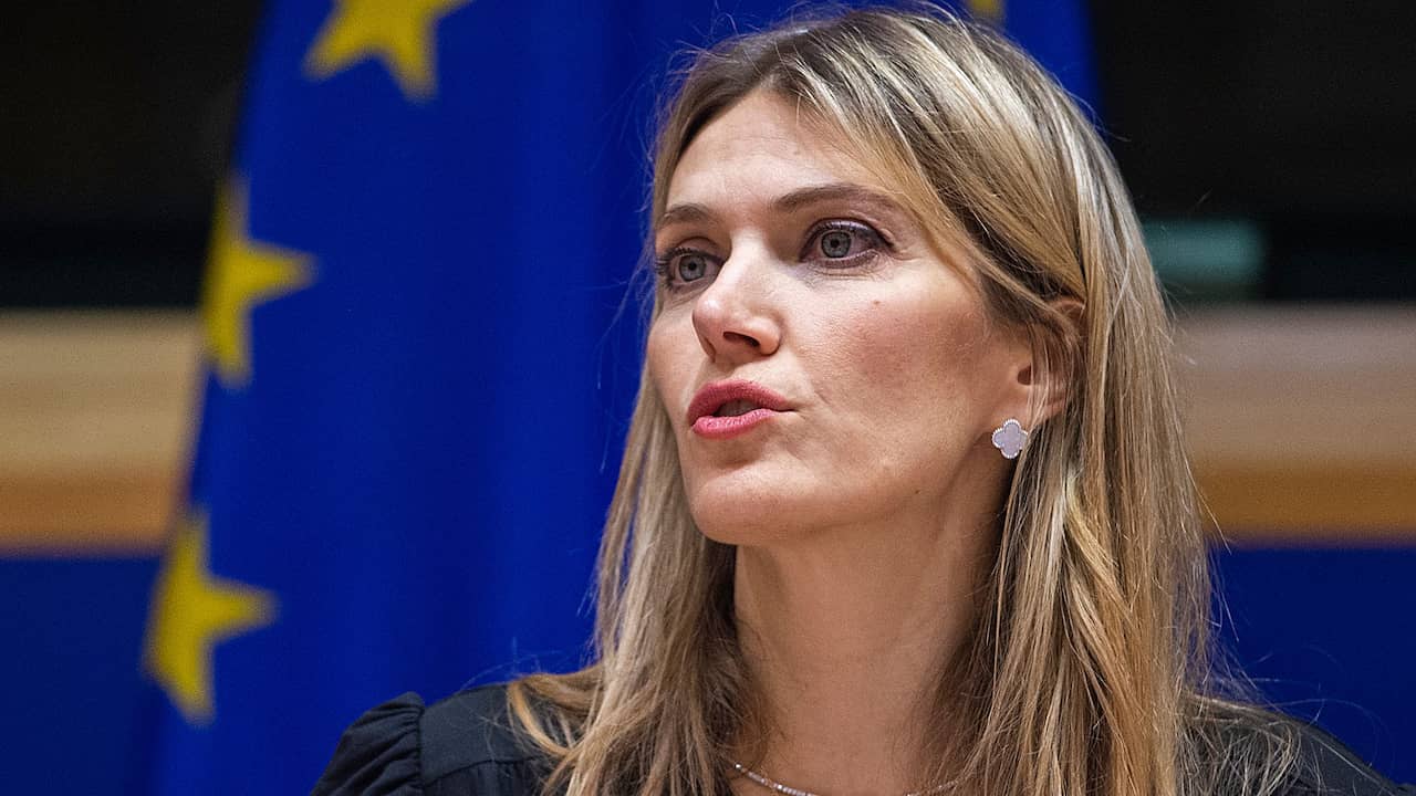 Eva Kaili (die van die sporttas vol cash) voor de rechter in EU ...