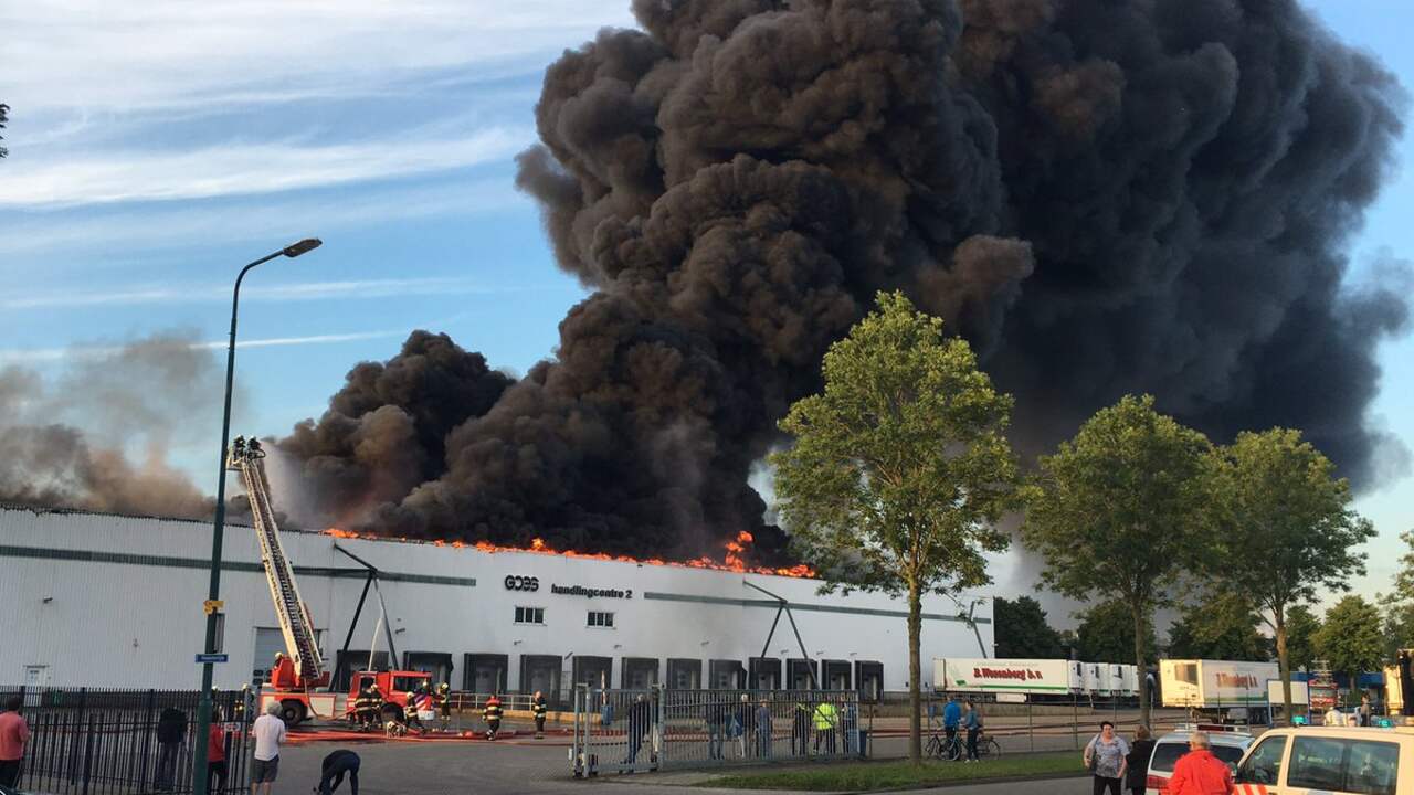 Grote brand in bedrijfspand De Meern laait weer op | Binnenland | NU.nl