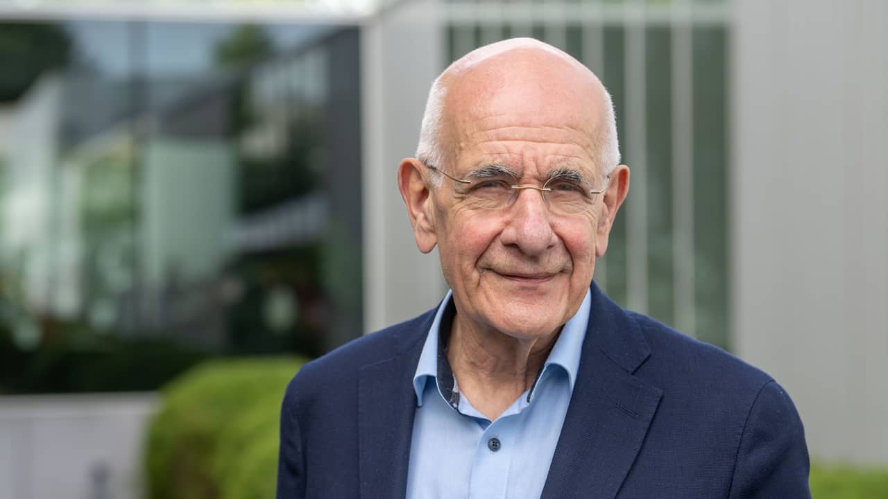 Frits Spits krijgt onderscheiding voor bijdrage aan de Nederlandse taal ...