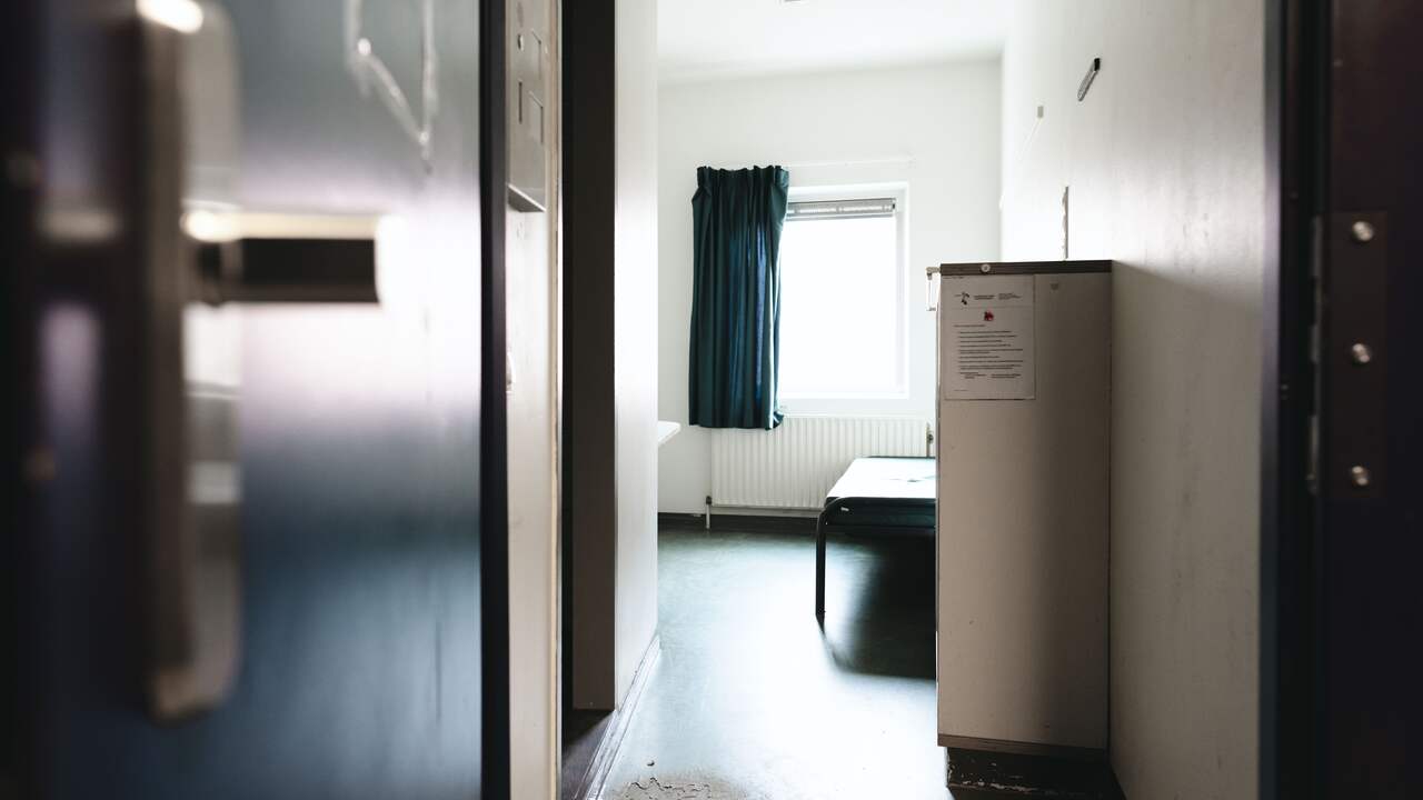 Uitstel celstraf door personeelstekort: 2.655 veroordeelden wachten in vrijheid af | Politiek ...