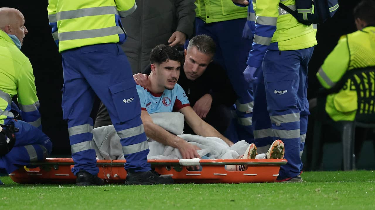 Van Persie ziet zoon Shaqueel per brancard van veld gaan ...