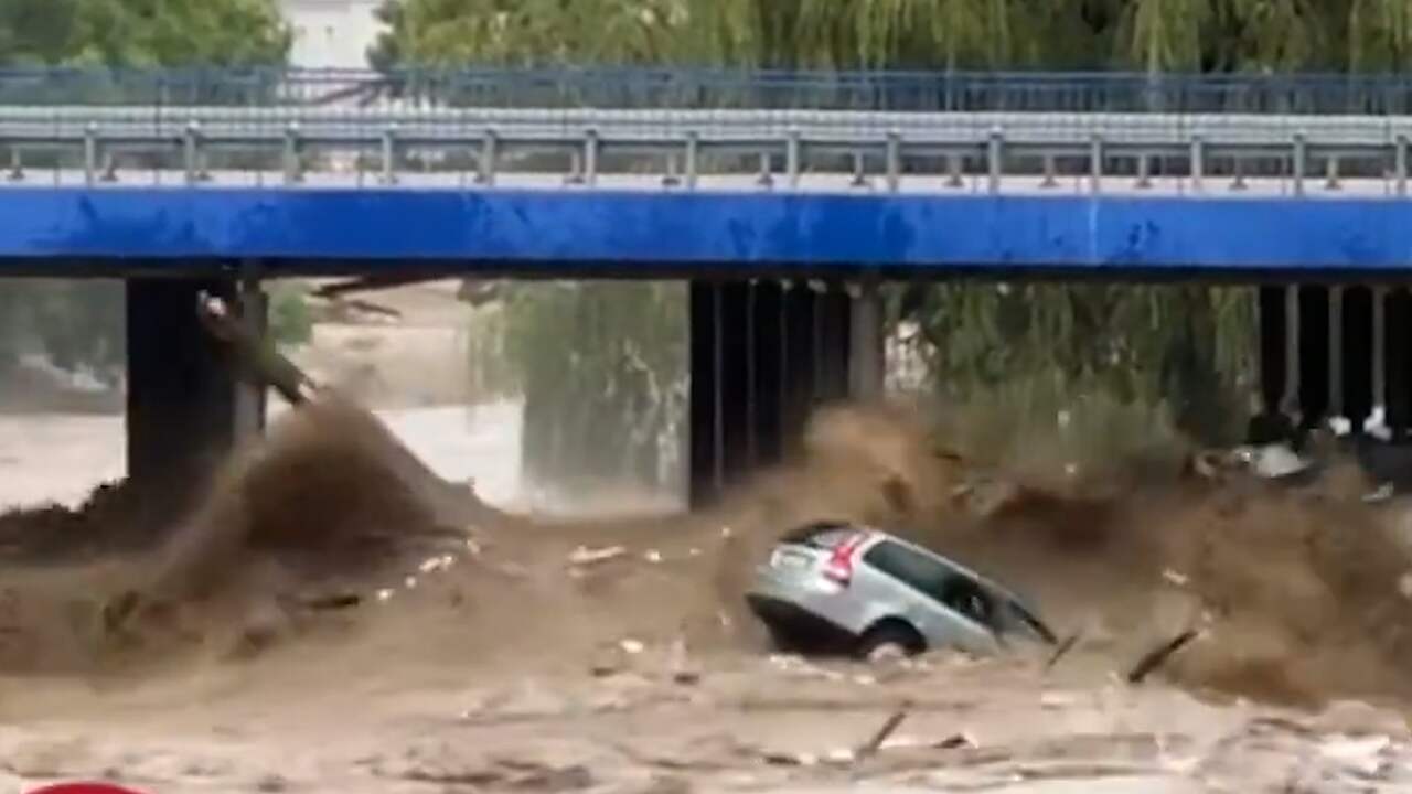 Auto in kolkende rivier wordt tegen Poolse brug gesmeten | NU.nl