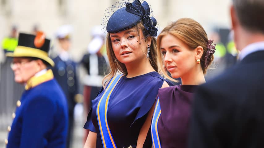 Dit droegen Máxima, Amalia, Alexia, Ariane en Willem-Alexander op ...