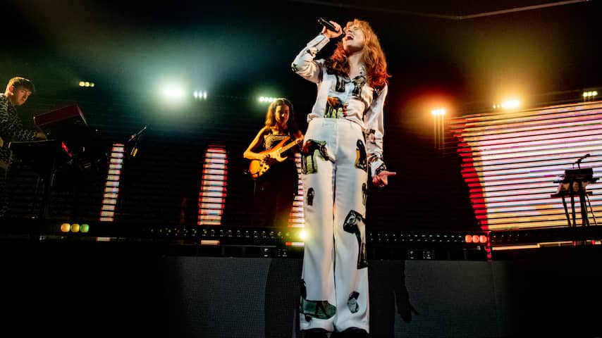 Froukje ontvangt drie gouden platen tijdens concert in Carré | Muziek ...