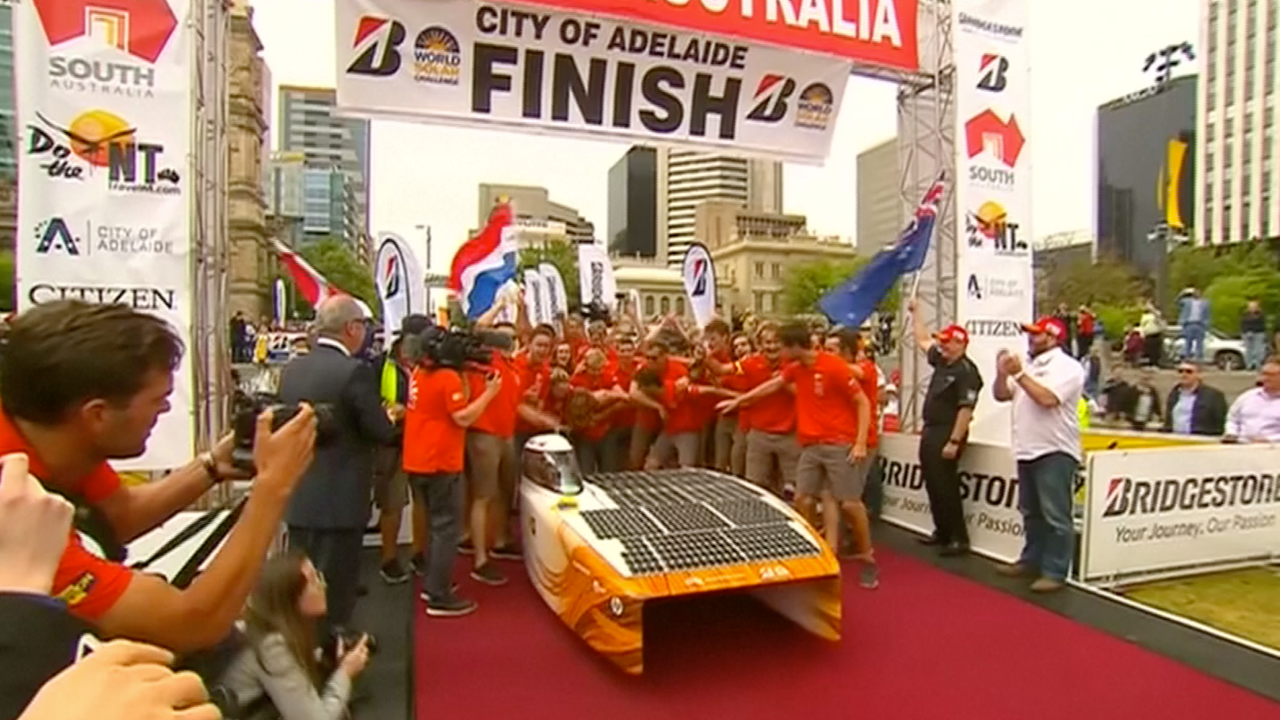 Studenten Delft halen juichend Nuna9 als eerste binnen in Solar ...