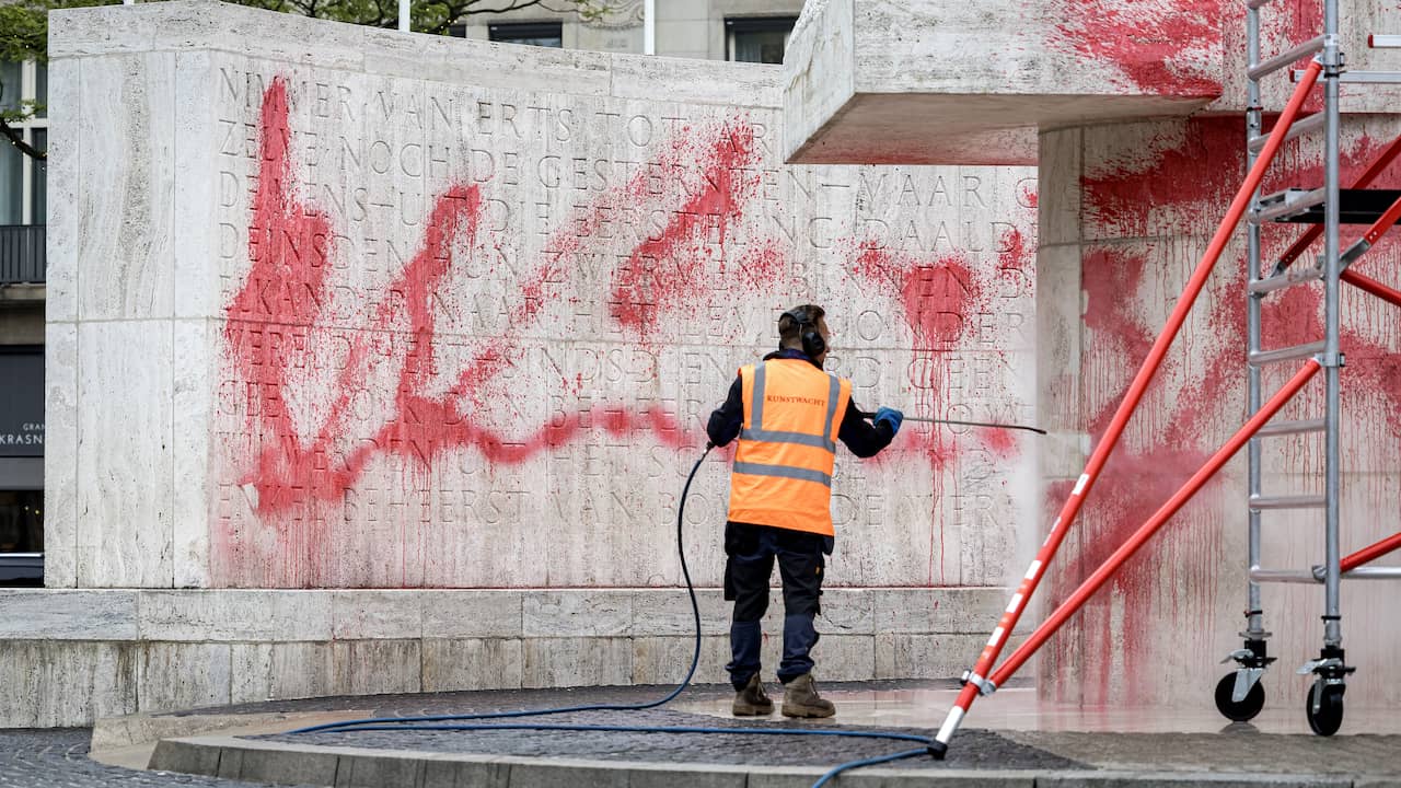 Politie zoekt drie verdachten voor bekladding Nationaal Monument op de ...