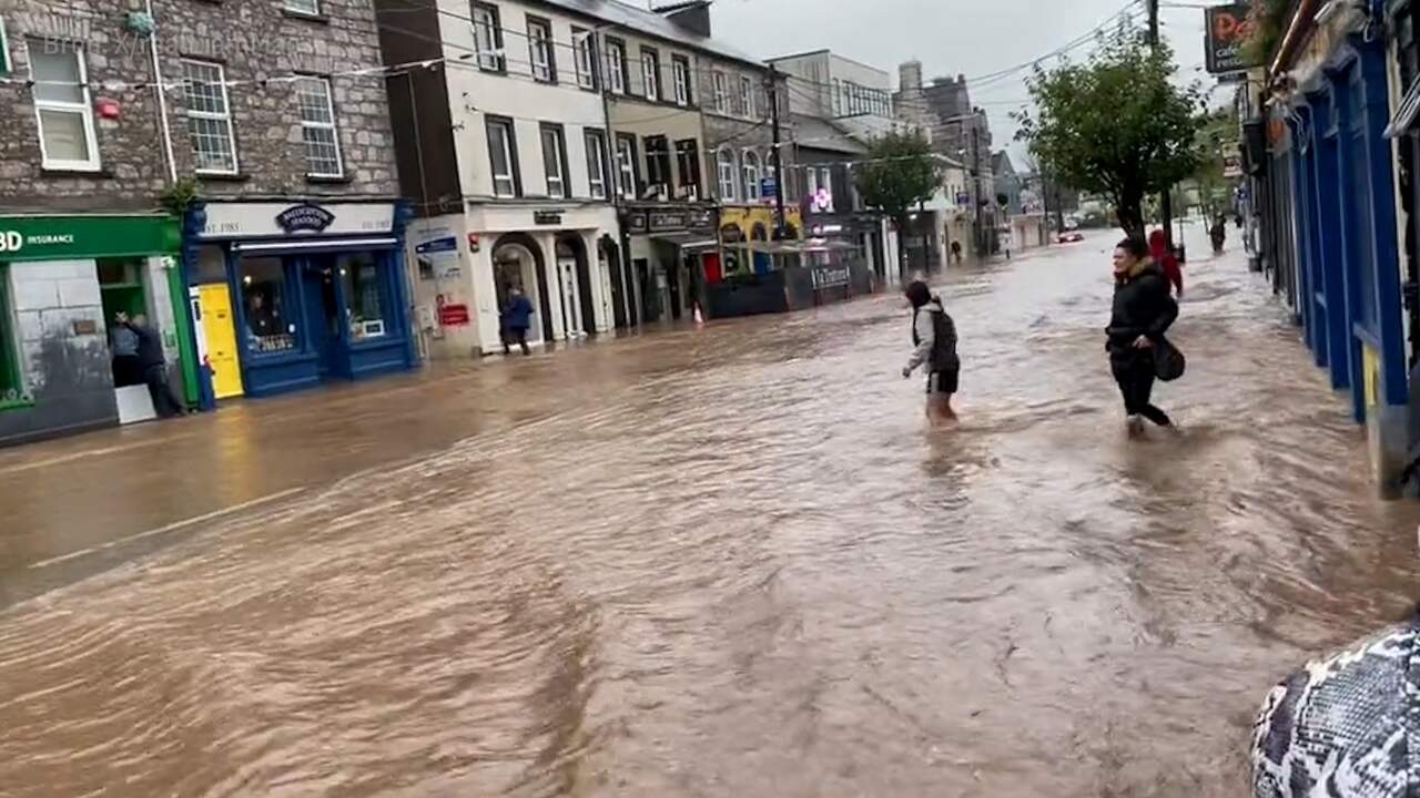 Storm Babet verandert Ierse straat in kolkende rivier | NU.nl