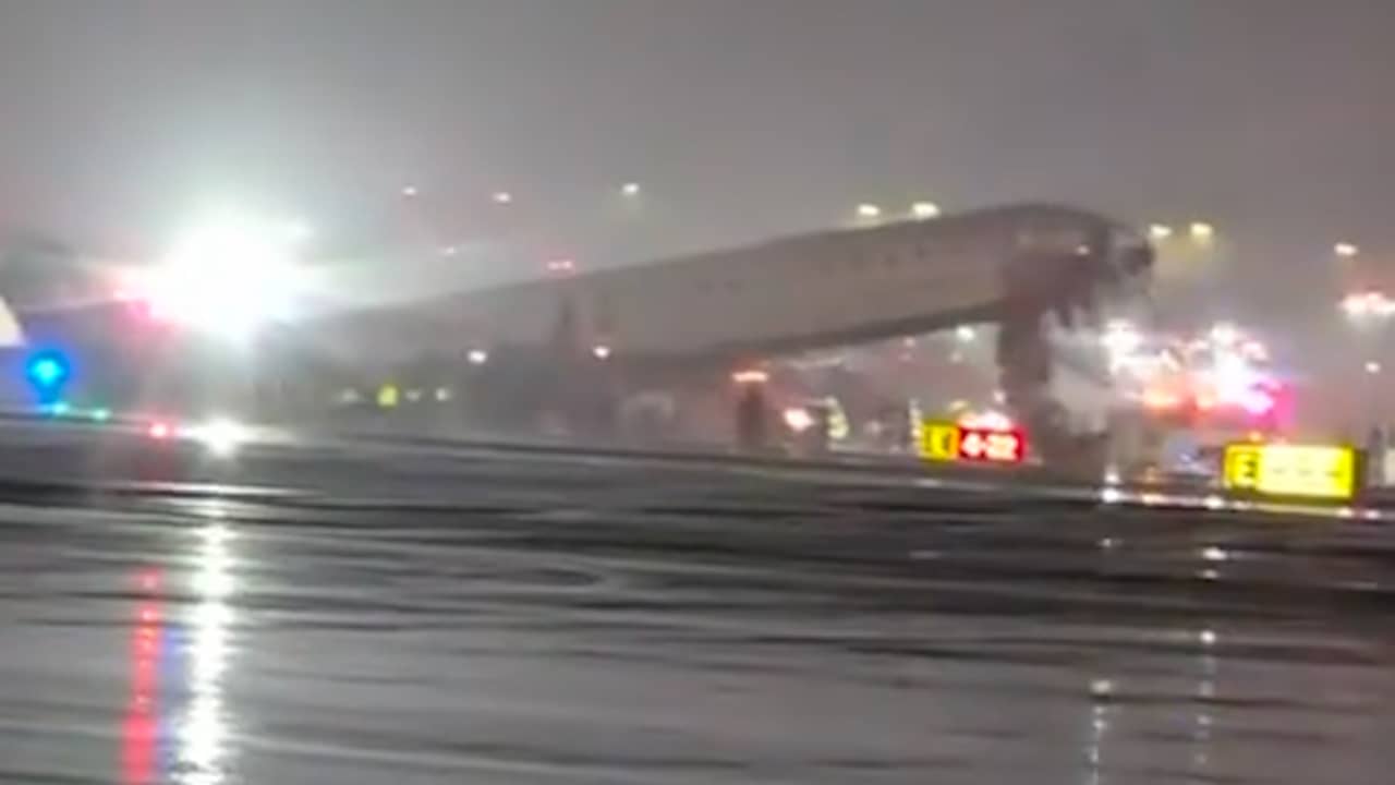 Botsing vliegtuig en brandweerwagen op LaGuardia, twee piloten ...