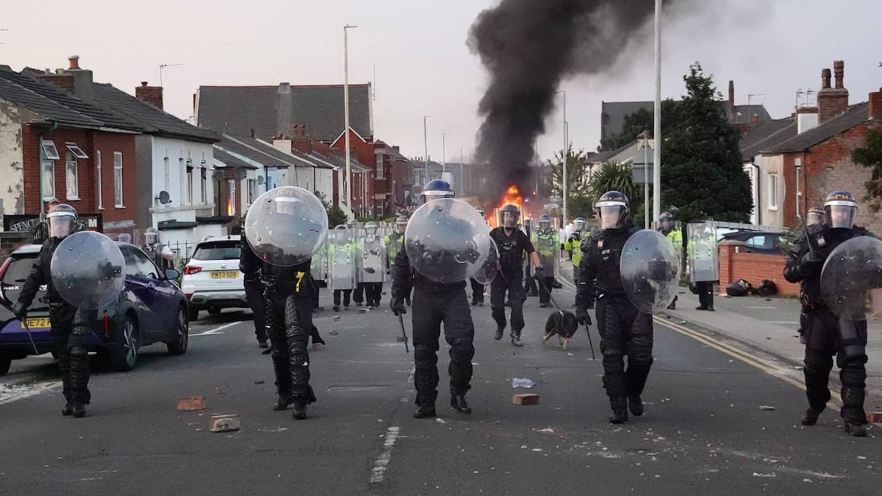 39 agenten gewond doordat relschoppers politie aanvallen bij moskee ...