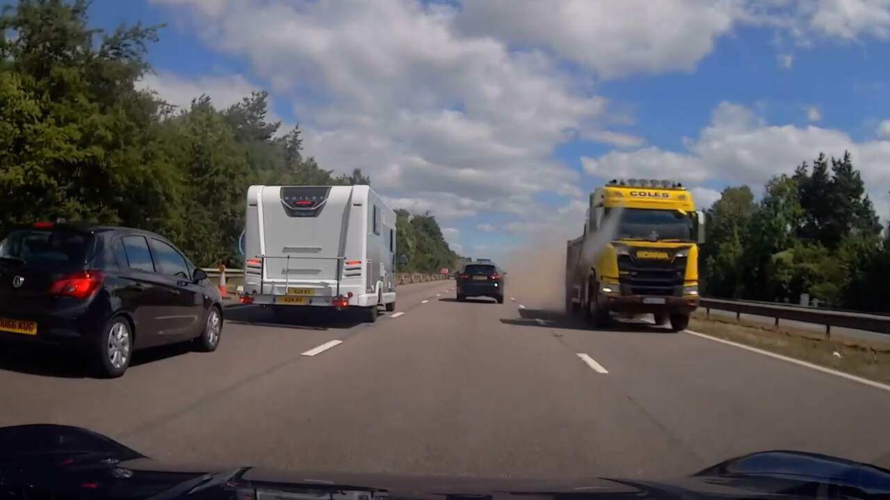 Automobilist vermijdt frontale botsing met vrachtwagen in VK | NU.nl
