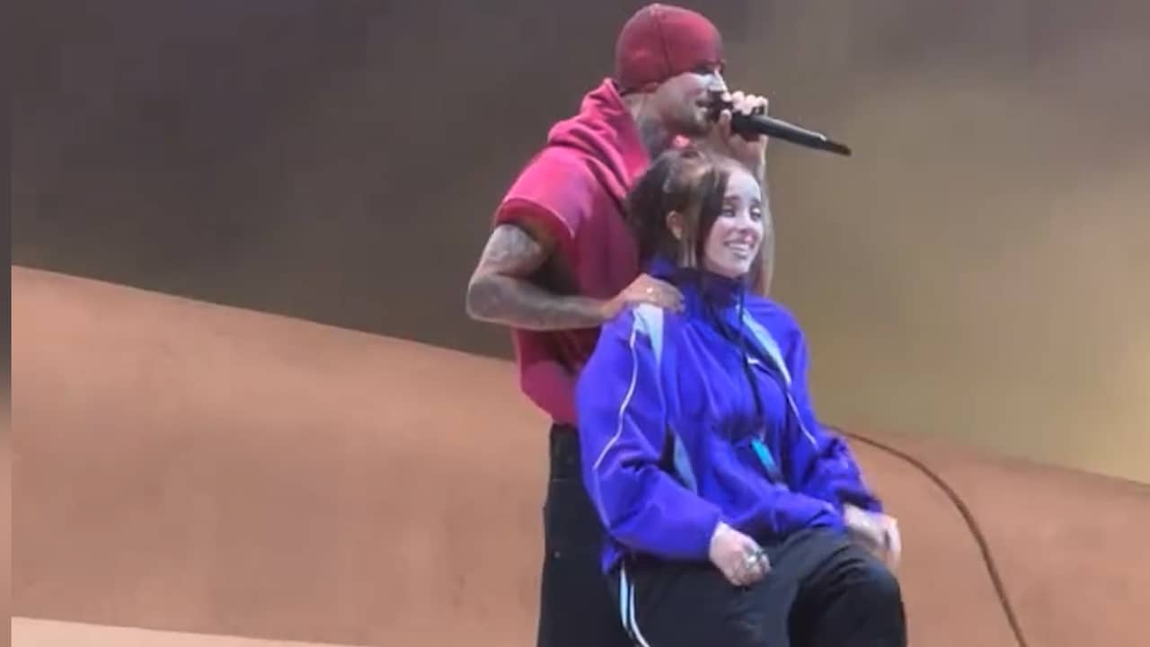 Justin Bieber haalt 'superfan' Billie Eilish op podium op Coachella | NU.nl