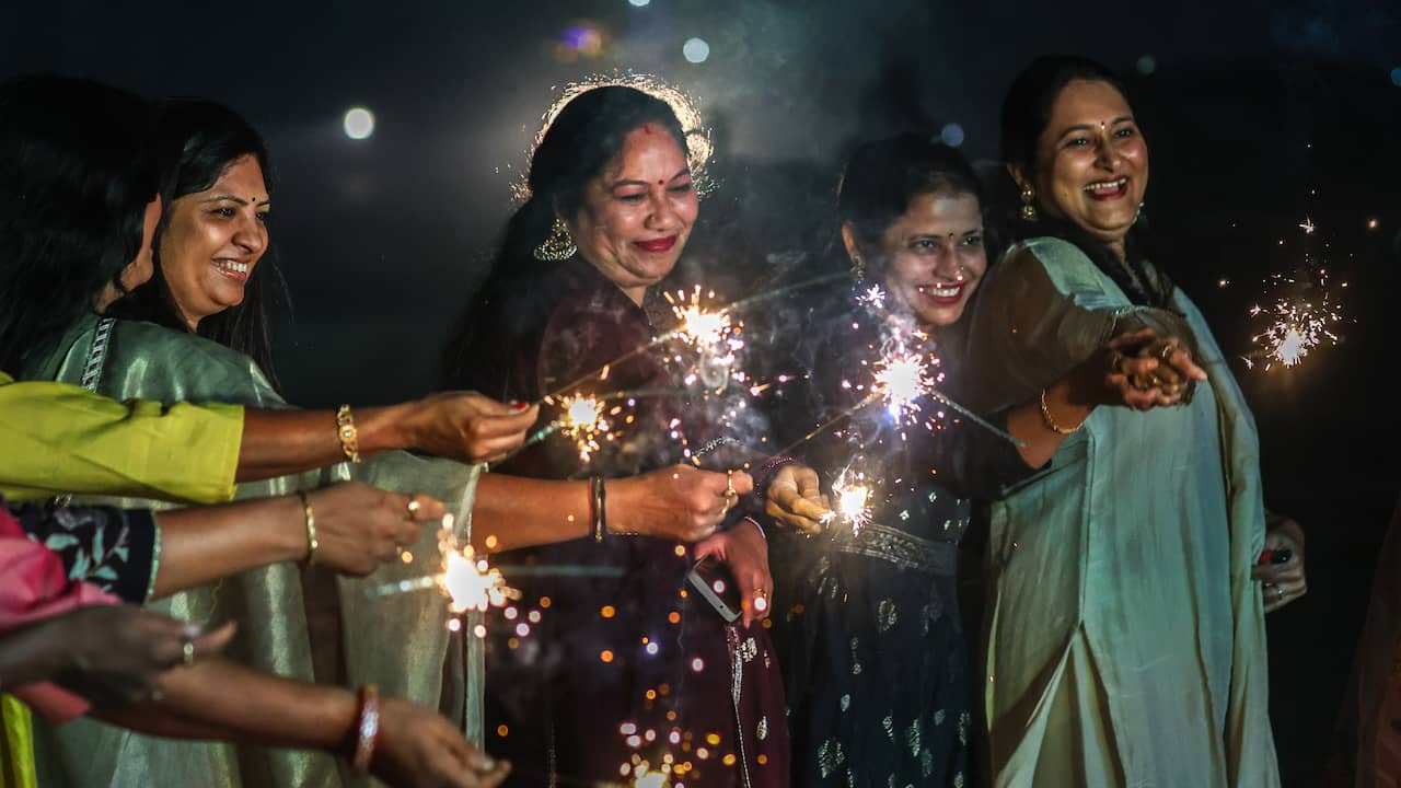 Hindoes vieren met vuurwerk en optochten Divali: het feest van het ...