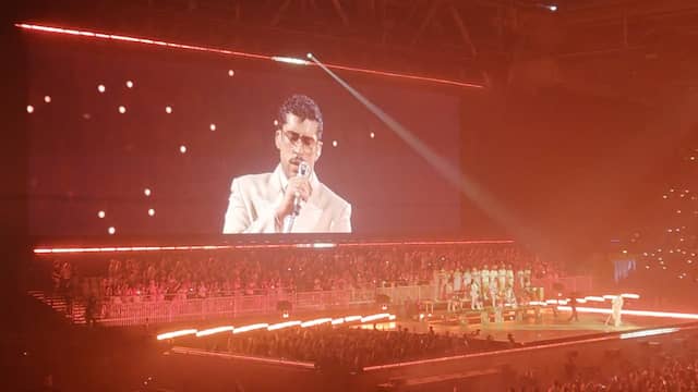 Fans zingen luidkeels mee met Bad Bunny in snikheet GelreDome | NU.nl